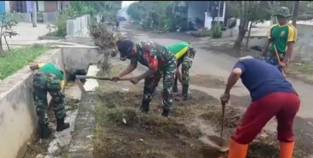 Warga Bersama Babinsa Antusias Kerja Bakti - malang-post.com Warga Bersama Babinsa Antusias Kerja Bakti - malang-post.com