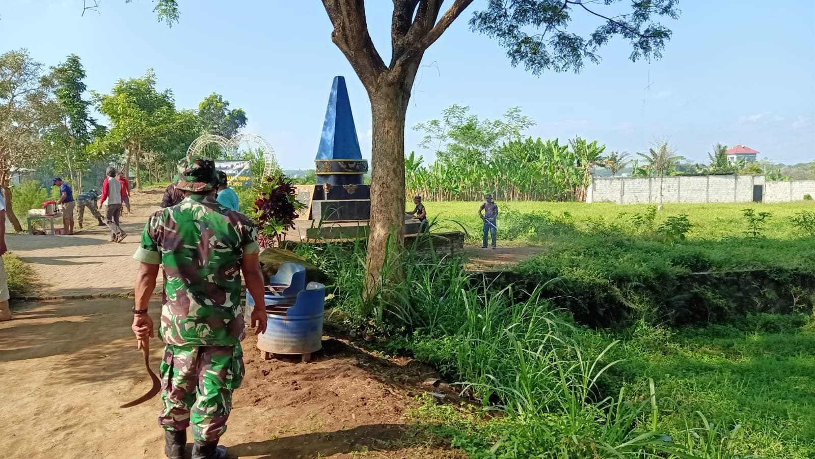 malang-post.com - Babinsa Kerja Bakti Bersama KNPI Bersihkan Monumen ...