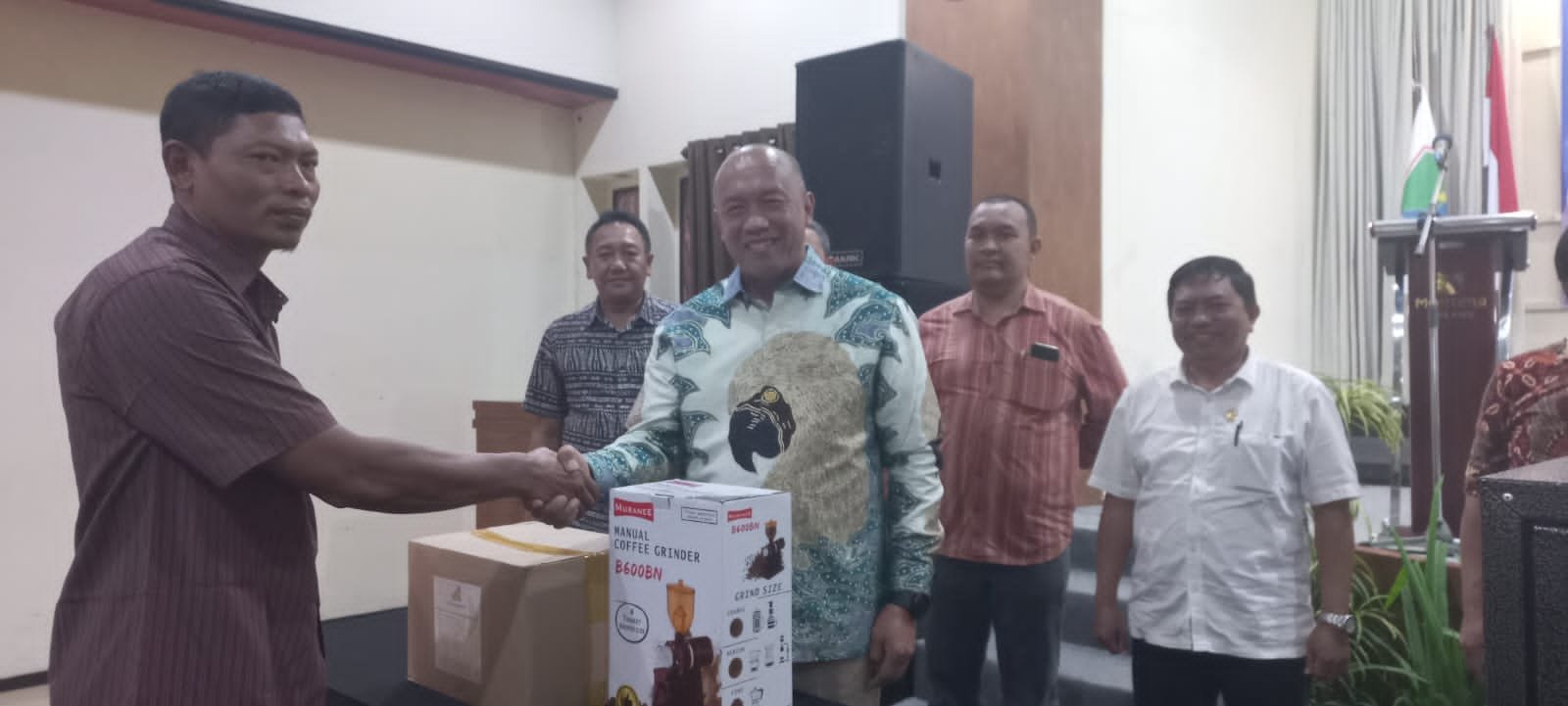 malang-post.com - Ratusan Buruh Pabrik Rokok Diberi Tiga Alat Mesin