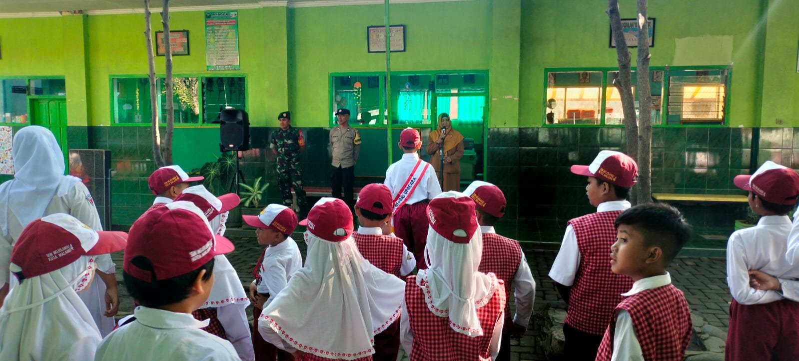 malang-post.com - Tanamkan Disiplin, Babinsa Lowokwaru Masuk Sekolah malang-post.com - Tanamkan Disiplin, Babinsa Lowokwaru Masuk Sekolah