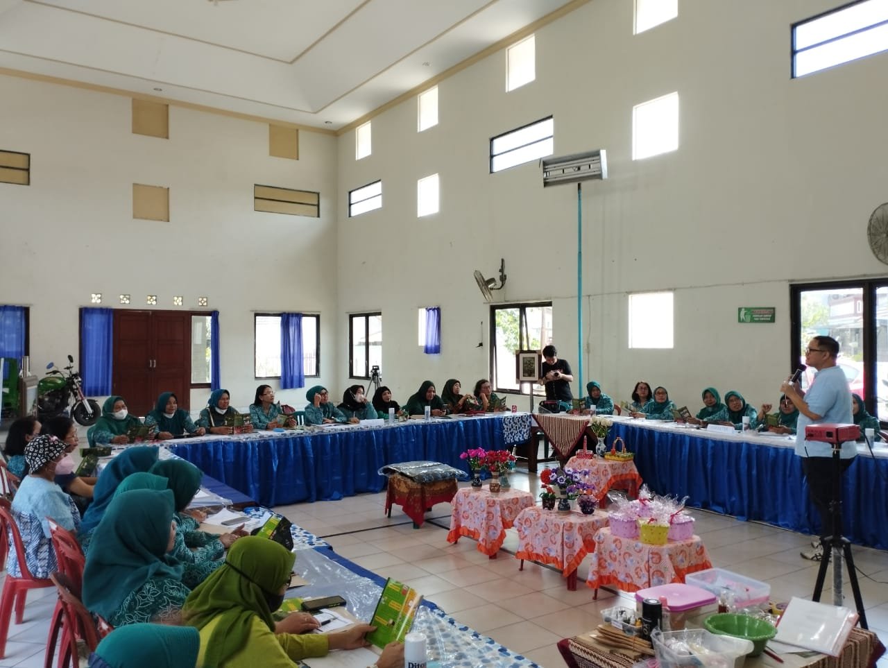 malang-post.com - Dimas Universitas Ciputra Surabaya Latih Ibu-ibu PKK ...