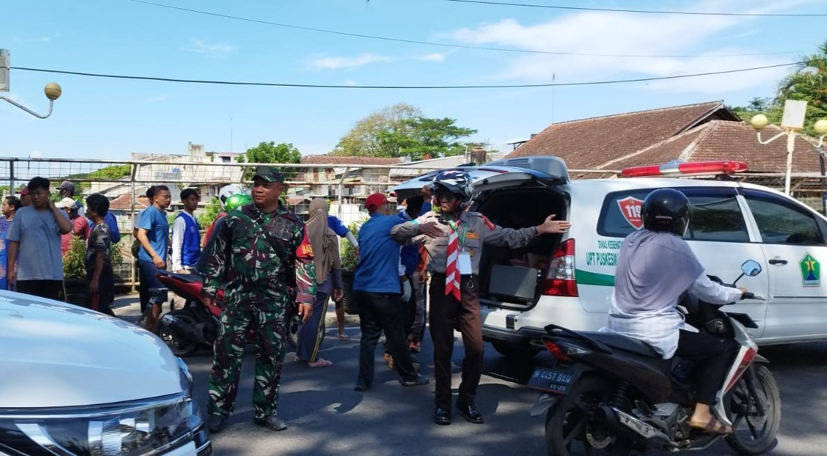 malang-post.com - Babinsa Klojen Bantu Evakuasi Korban Laka Lalin