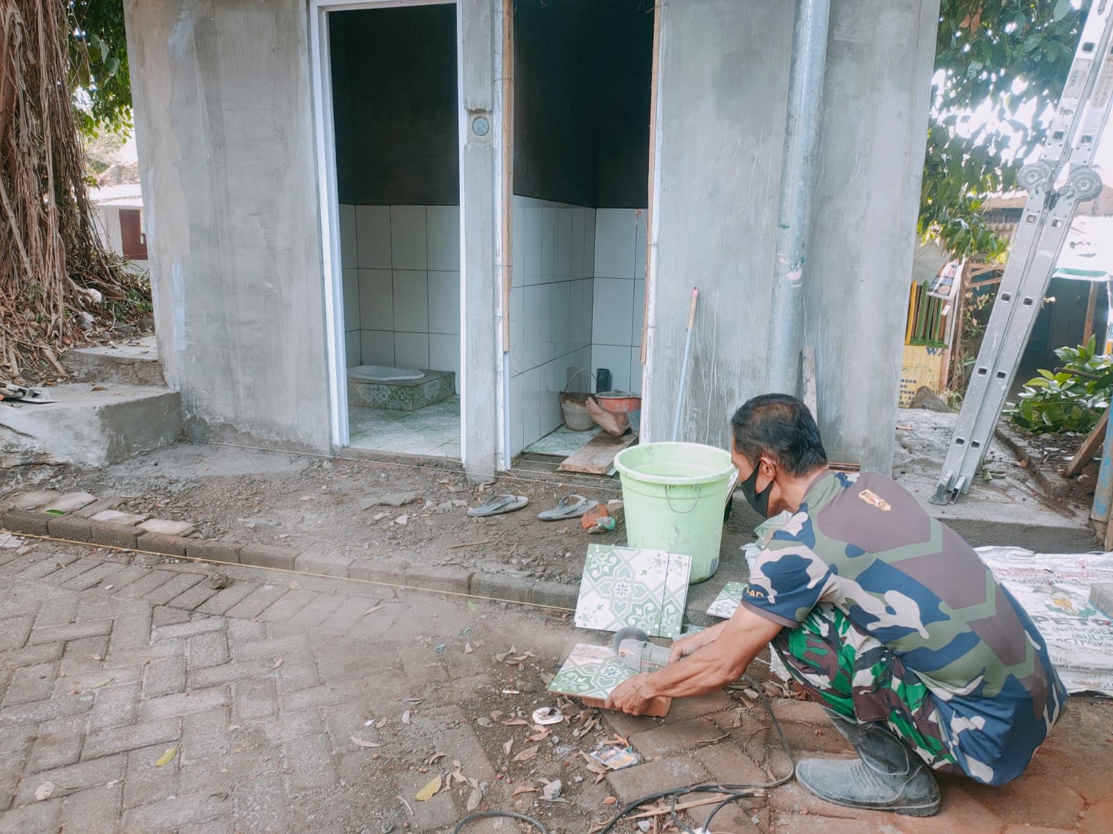 malang-post.com - Pedulian Kesehatan Masyarakat, Babinsa Bangun Jamban ...