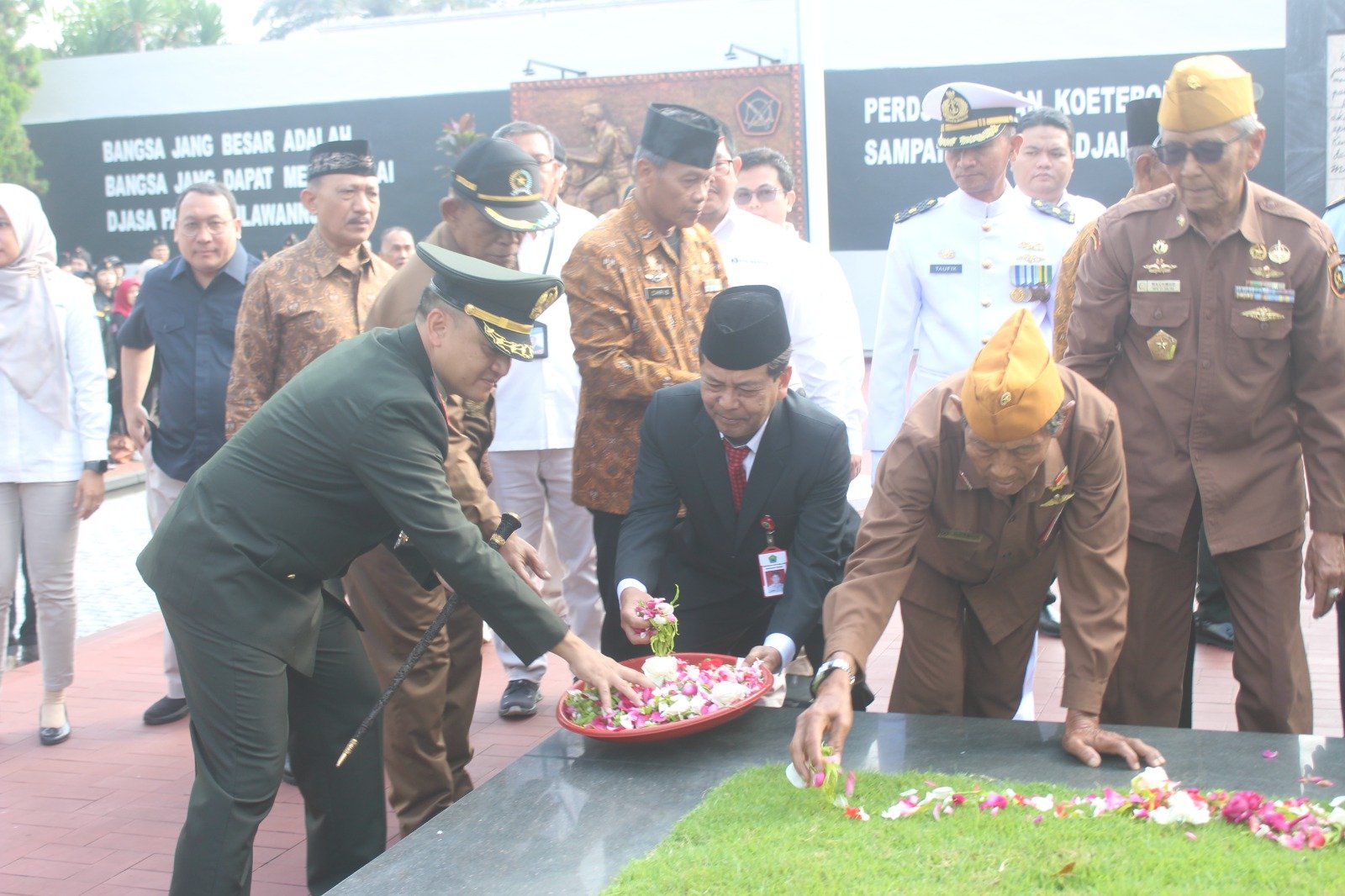 malang-post.com - Dandim 0833/Malang Pimpin Upacara Tabur Bunga di ...