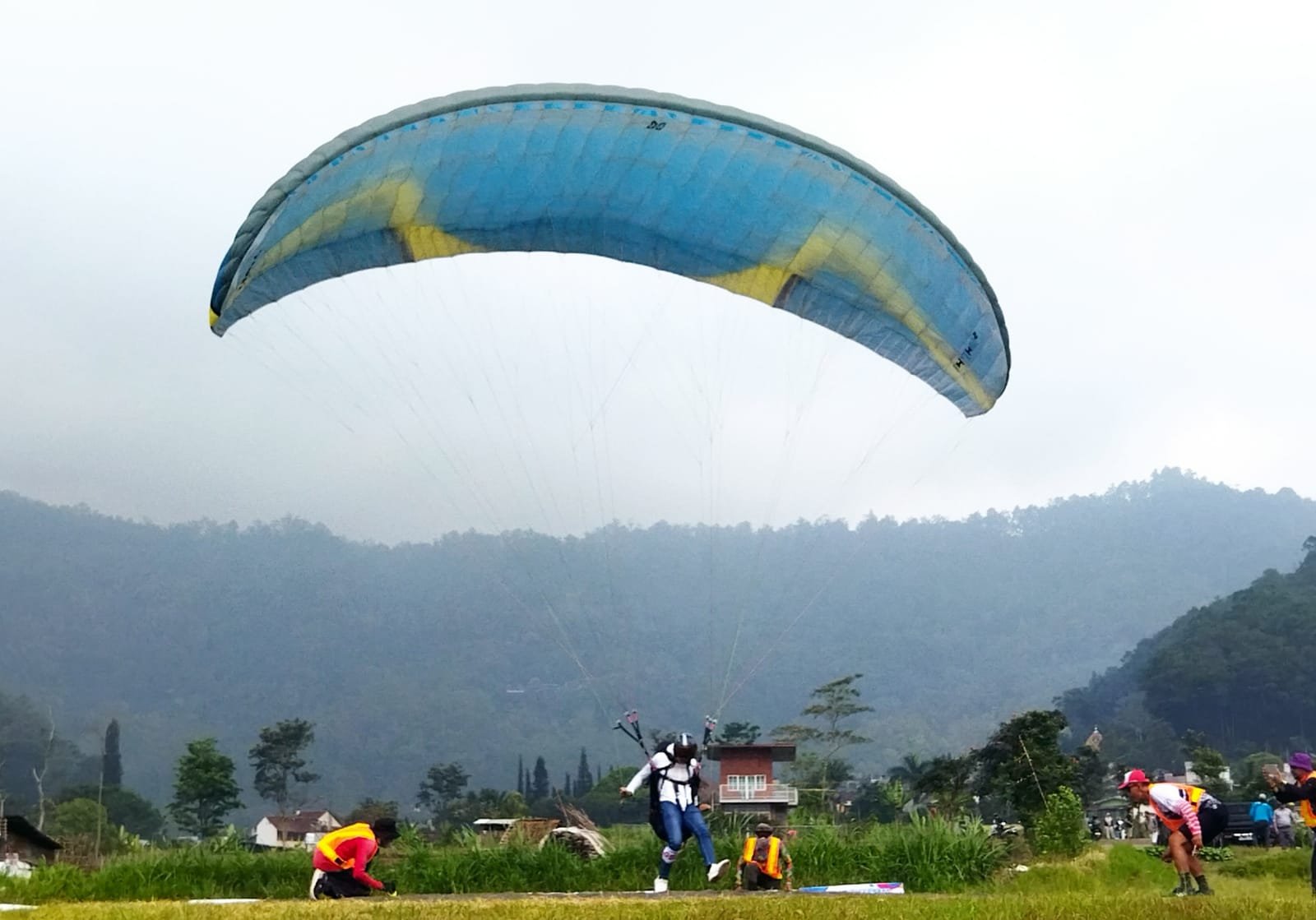 malang-post.com - Atlet Paralayang Asing Akui Tak Mudah Taklukkan ...