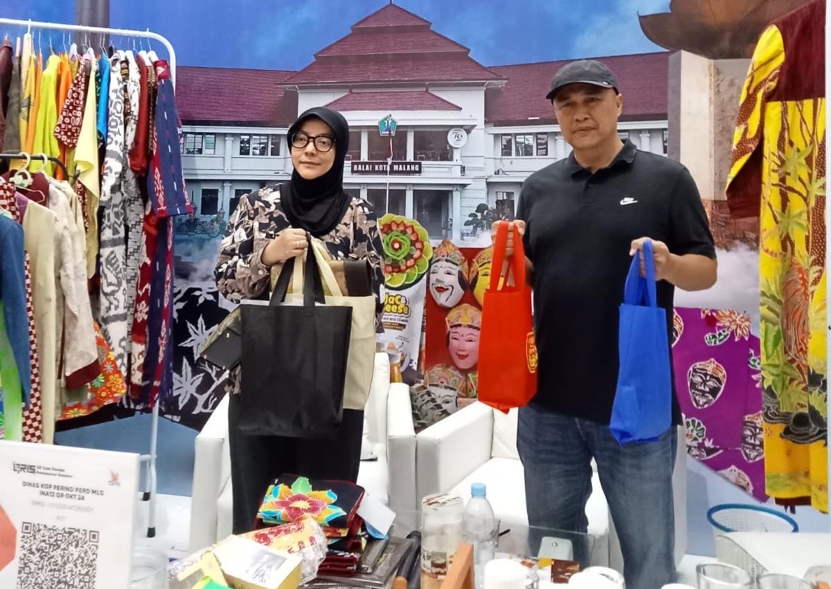 malang-post.com - Pj Iwan Kunjungi Booth Kota Malang di Inacraft 2024