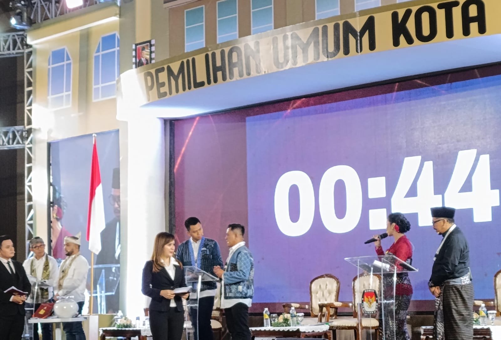 malang-post.com - Debat Perdana Pilkada Kota Batu, Diwarnai Adu Outfit ...