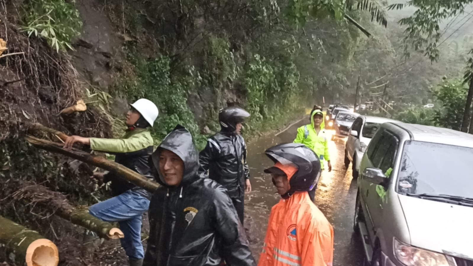 malang-post.com - Pujon Longsor, Jalan Provinsi Sempat Tertutup
