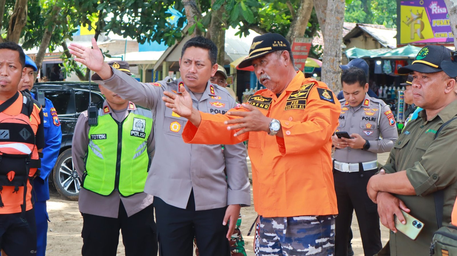 malang-post.com - Tim Gabungan Cari Korban Tenggelam Pantai Balekambang