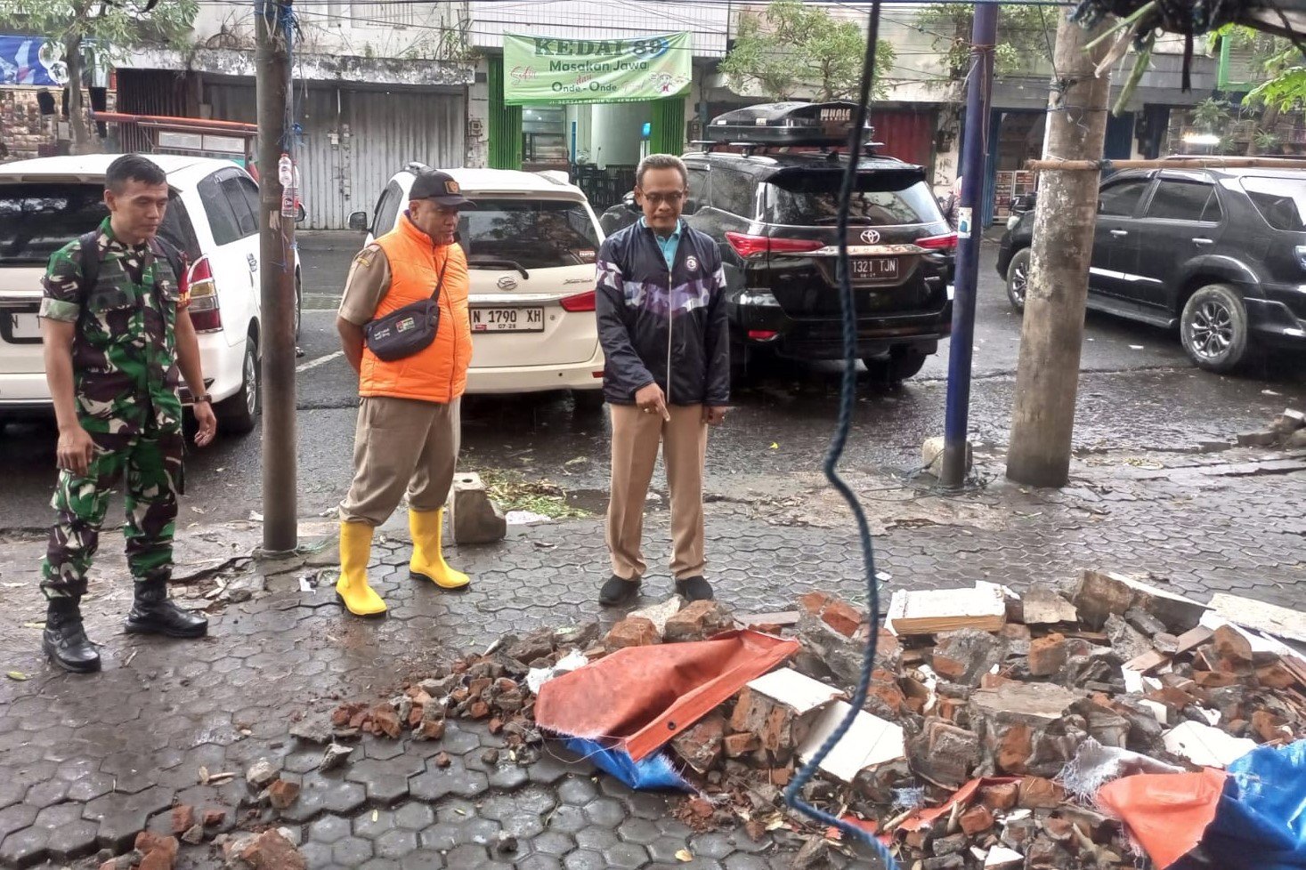 malang-post.com - Tembok Pagar Pasar Besar Ambrol Celakai Penjual Pisang