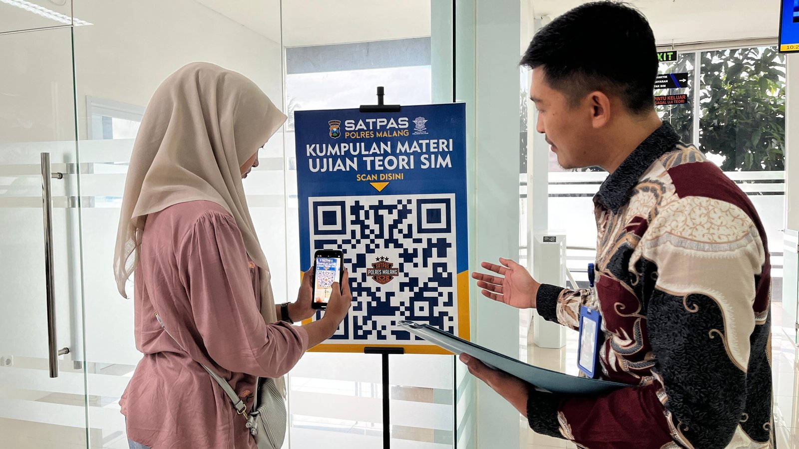 malang-post.com - Scan Barcode Ujian Teori SIM, 90 Persen Lulus