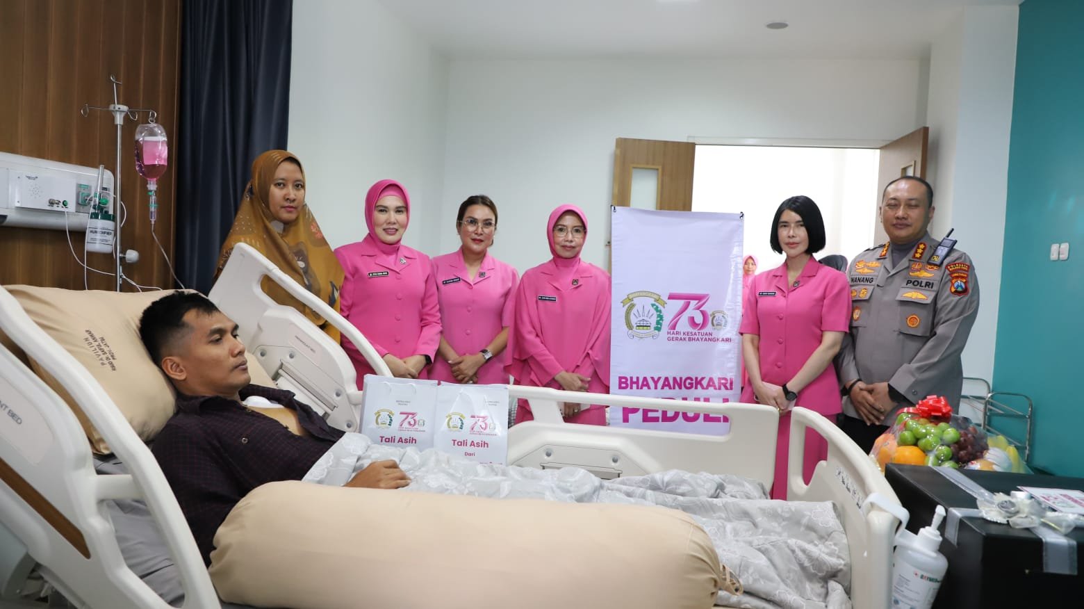 malang-post.com - Polisi Korban Unjuk Rasa Dikunjungi Bhayangkari Jatim